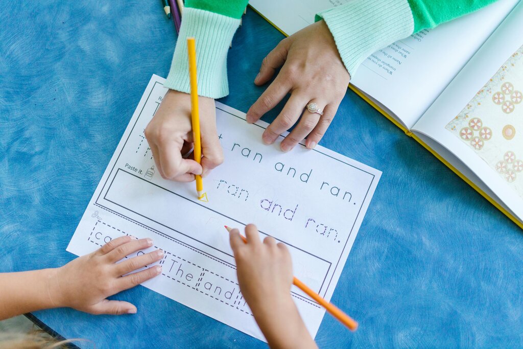 Postura y agarre correctos - Caligrafía Creativa para Niños ...